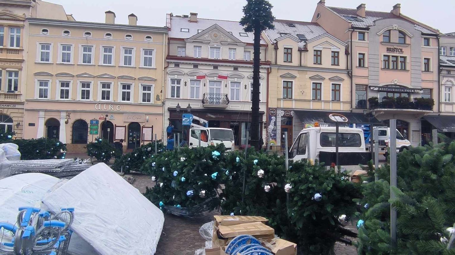 Trwa montaż choinki na rzeszowskim Rynku [ZDJĘCIA]